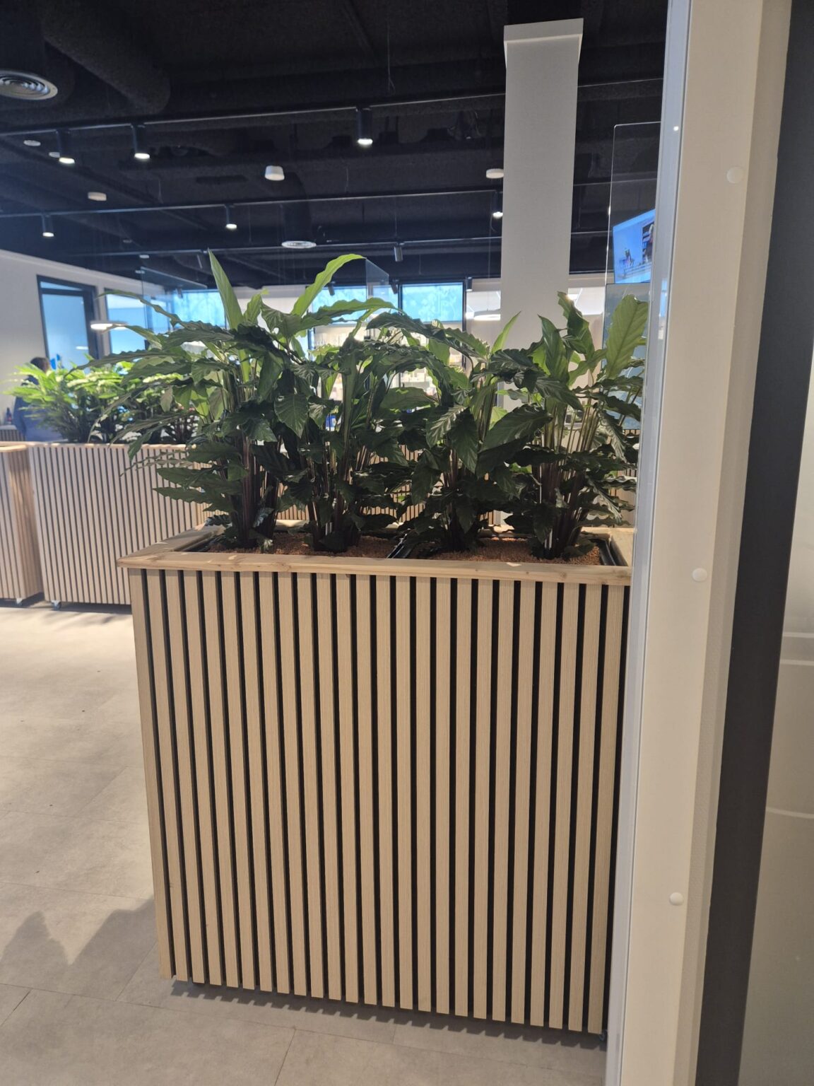Plantenbak met houten latten en inzetbakken (verrijdbaar) - De Houtjongens